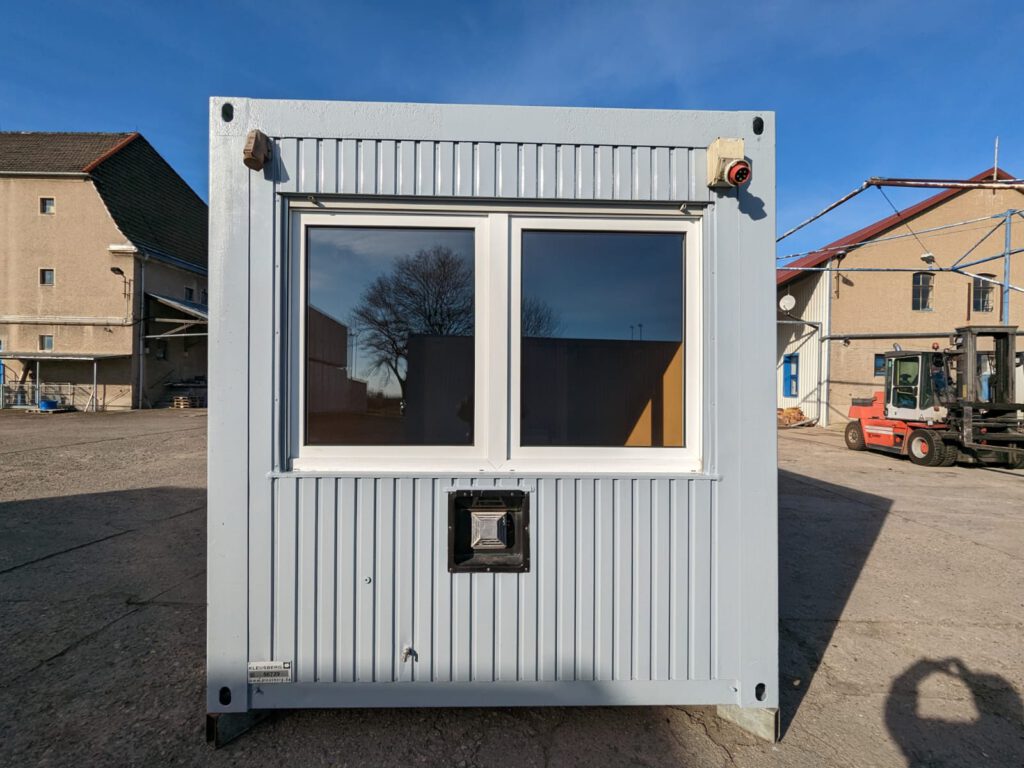 NKB 030: 20′ Bürocontainer mit Windfang SOFORT VERFÜGBAR !!! – NeKa Container